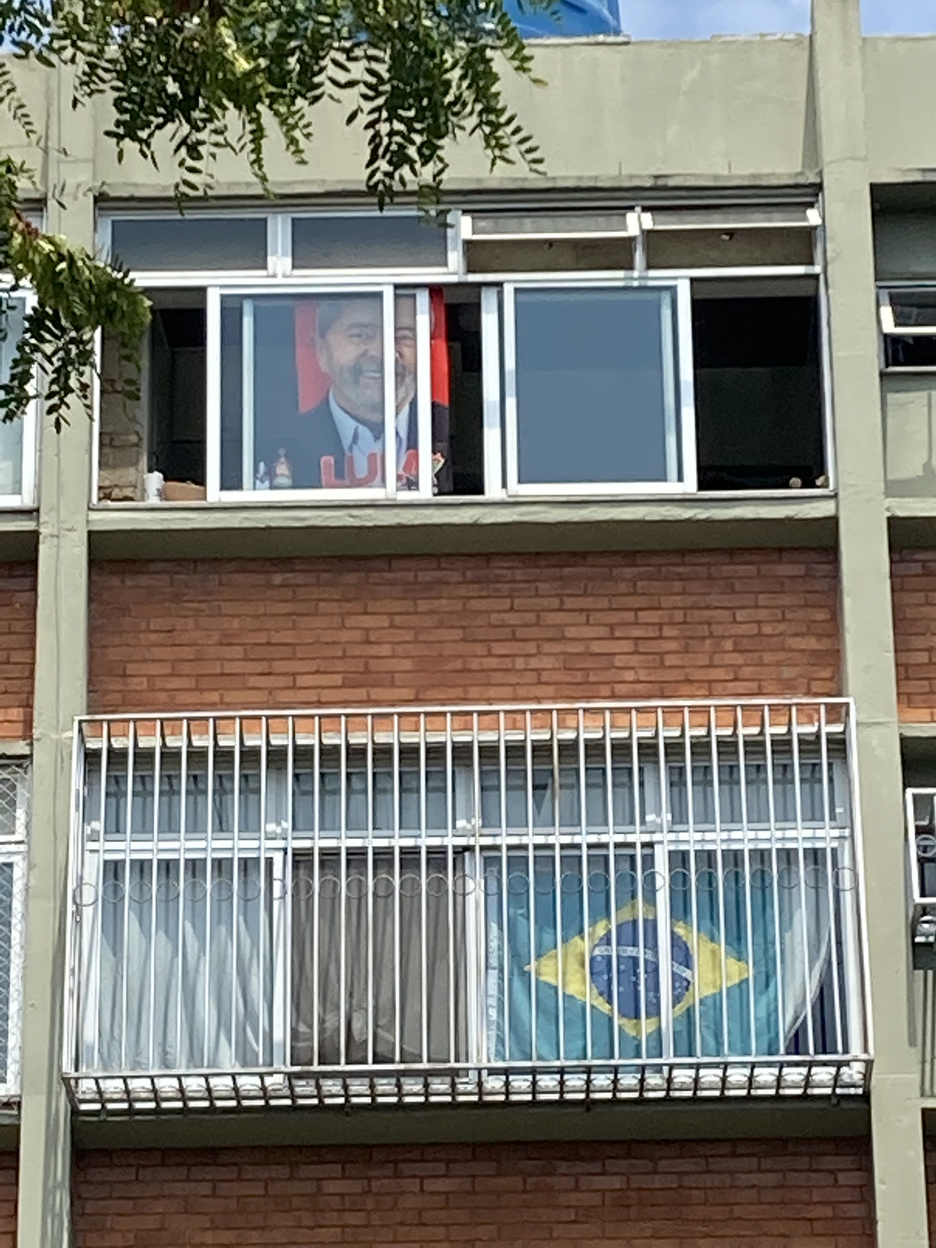 El uso de banderas colgadas de las ventanas como forma de comunicación ...